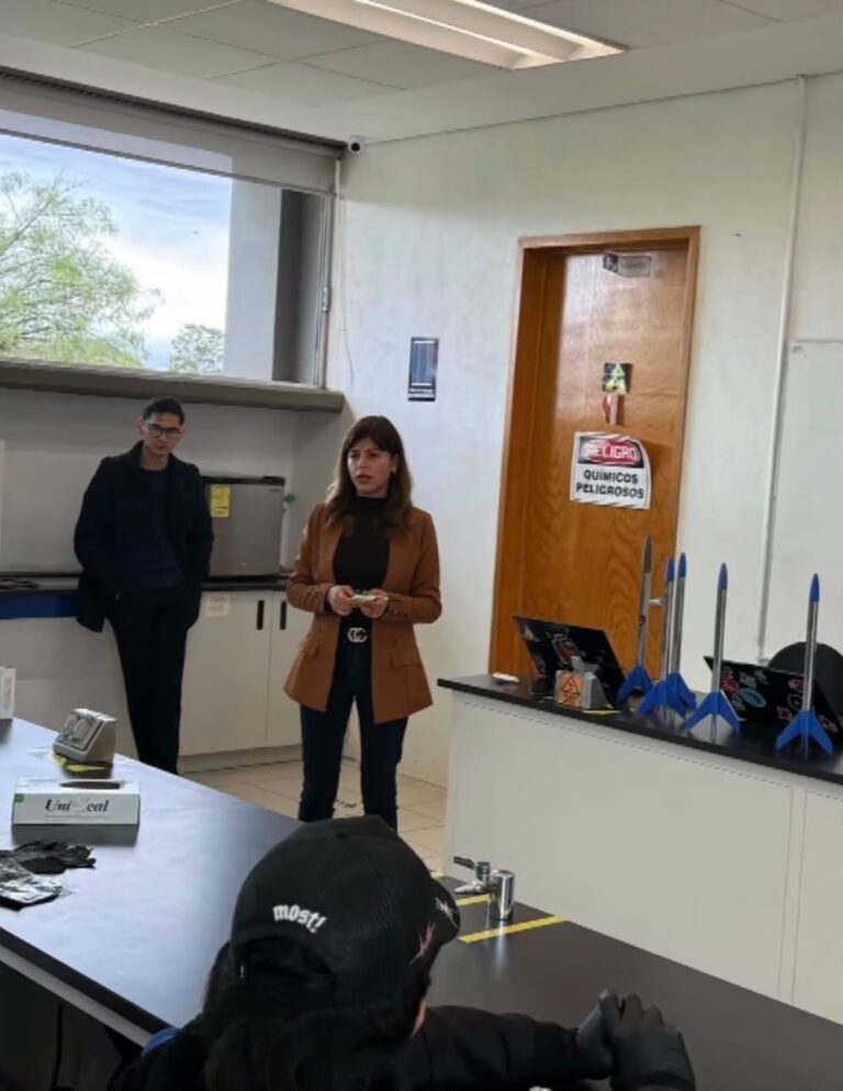 La estudiante de la UAZ Estefanía Guadalupe Contreras, recibe ...